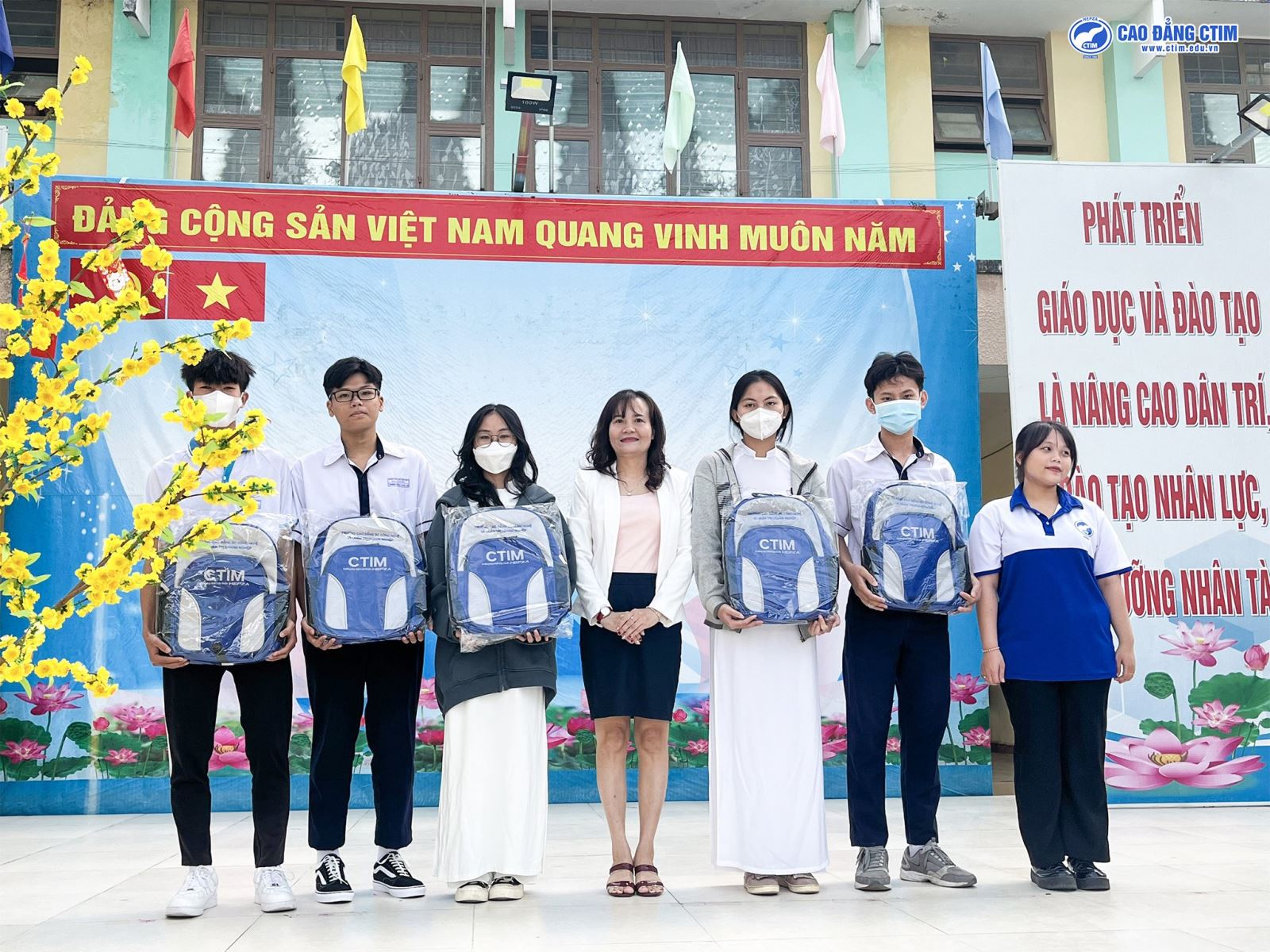 Anh chị sinh viên CTIM "náo loạn" tại THPT Đa Phước sáng nay.