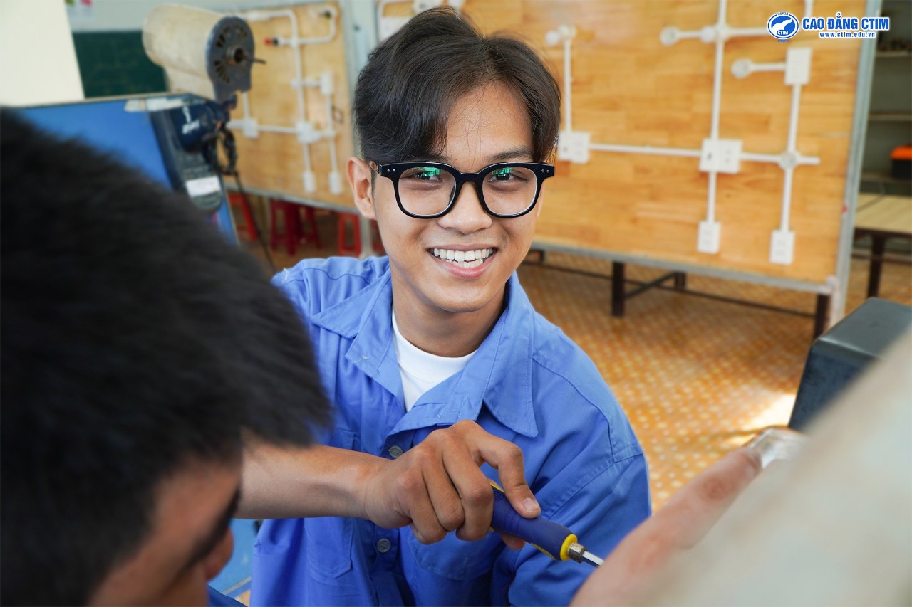 Sinh viên ngành Điện - Điện tử hào hứng với môn học Điện dân dụng